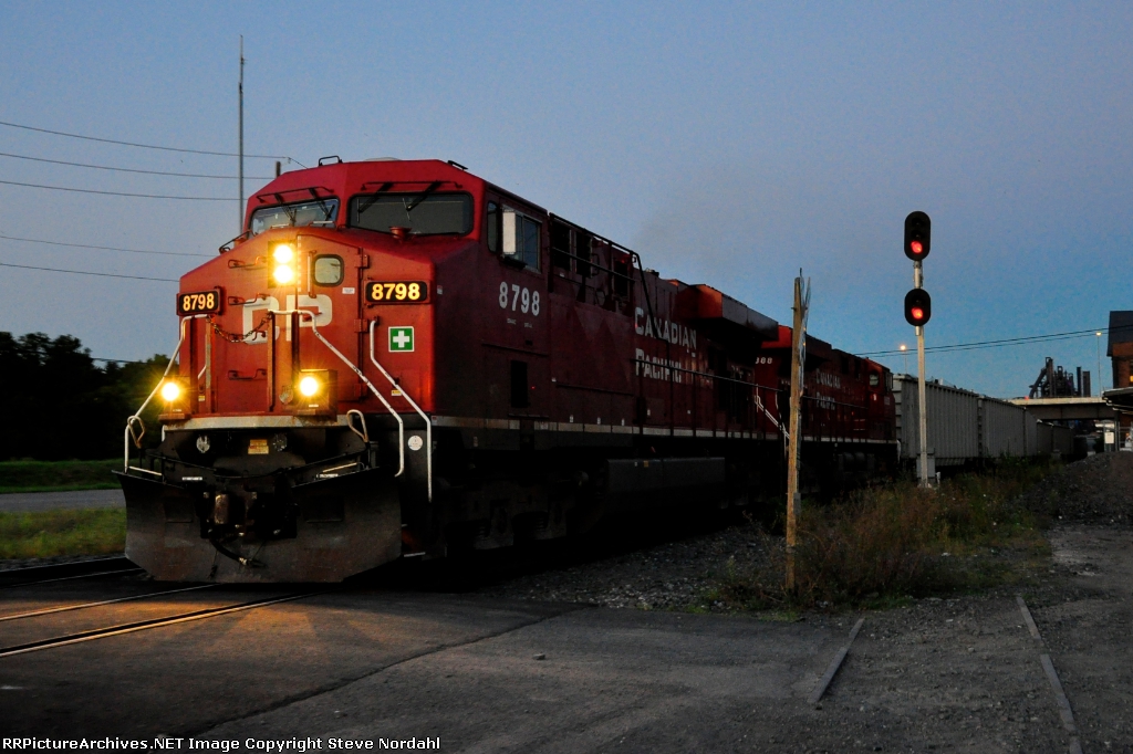 CP-39Z/259 Evening Arrival with "Crazy 8's in consist at CP-88/CP-Bethlehem